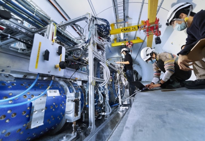 兆候から発見へ：世界最高エネルギー衝突型加速器LHCが生成するニュートリノをFASER国際共同実験が初観測 | 研究成果 | 九州大学（KYUSHU UNIVERSITY）